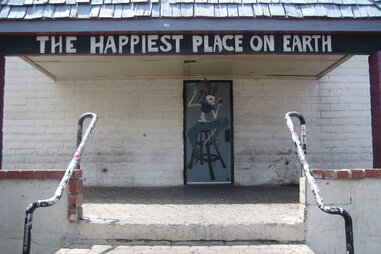 11 Best Old Dive Bars in the U.S. - Thrillist