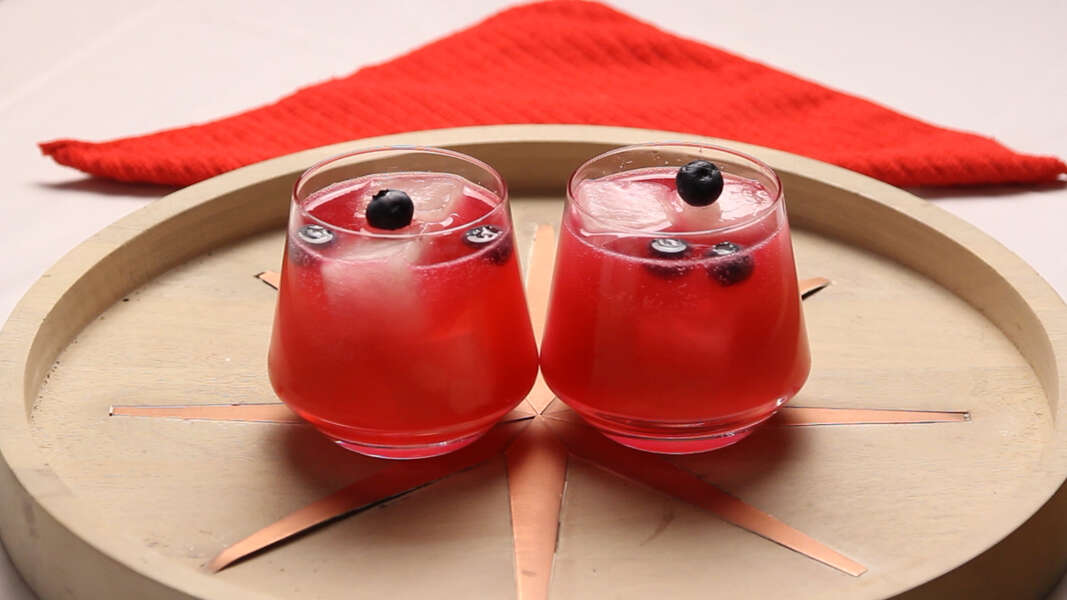 How to Make a Blueberry Fizz Rum Cocktail Recipe - Thrillist