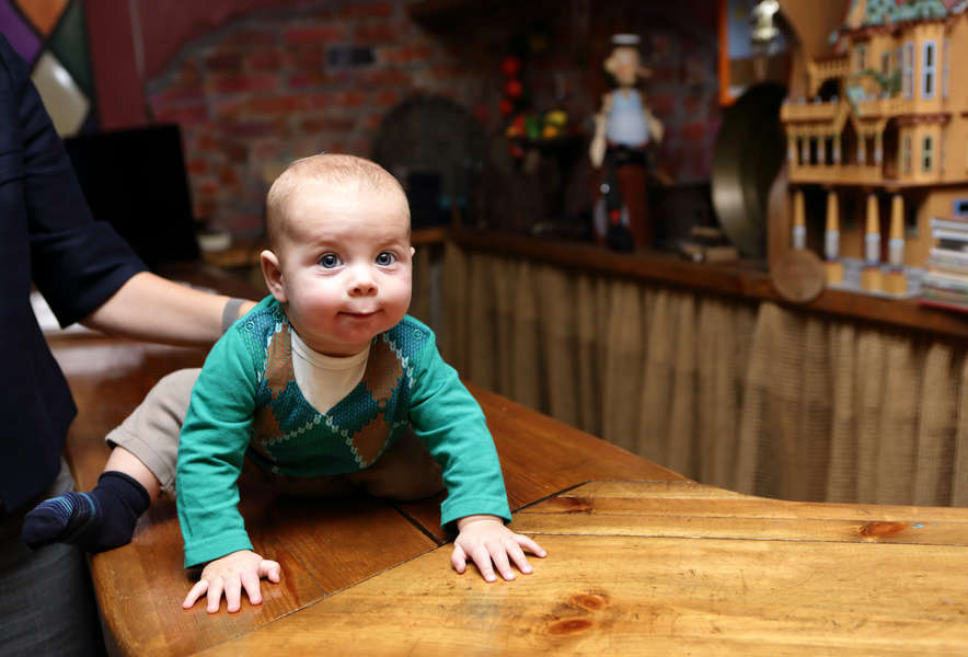 Should You Bring Your Kids to the Bar? - Thrillist