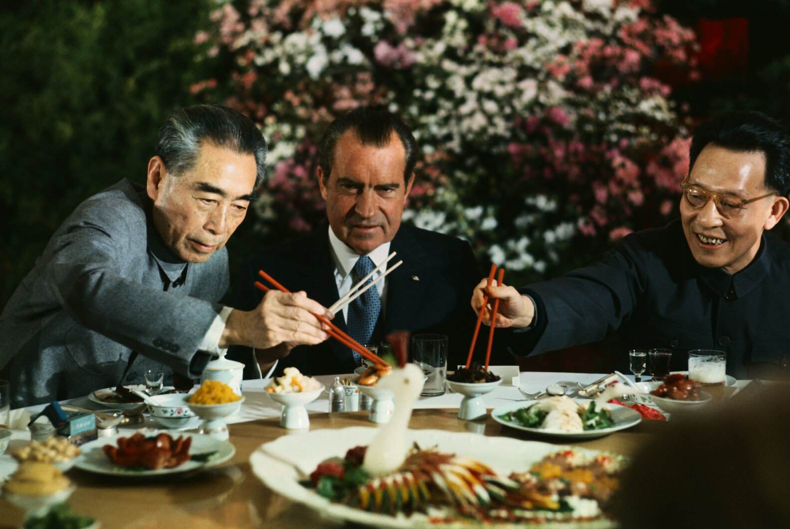 Good Table Manners & Dining Mistakes to Avoid When Eating in Asia ...