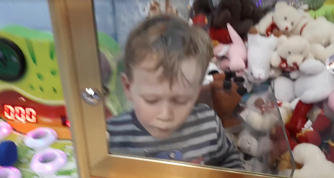 An Irish Kid Got Stuck Inside a Claw Machine - Thrillist