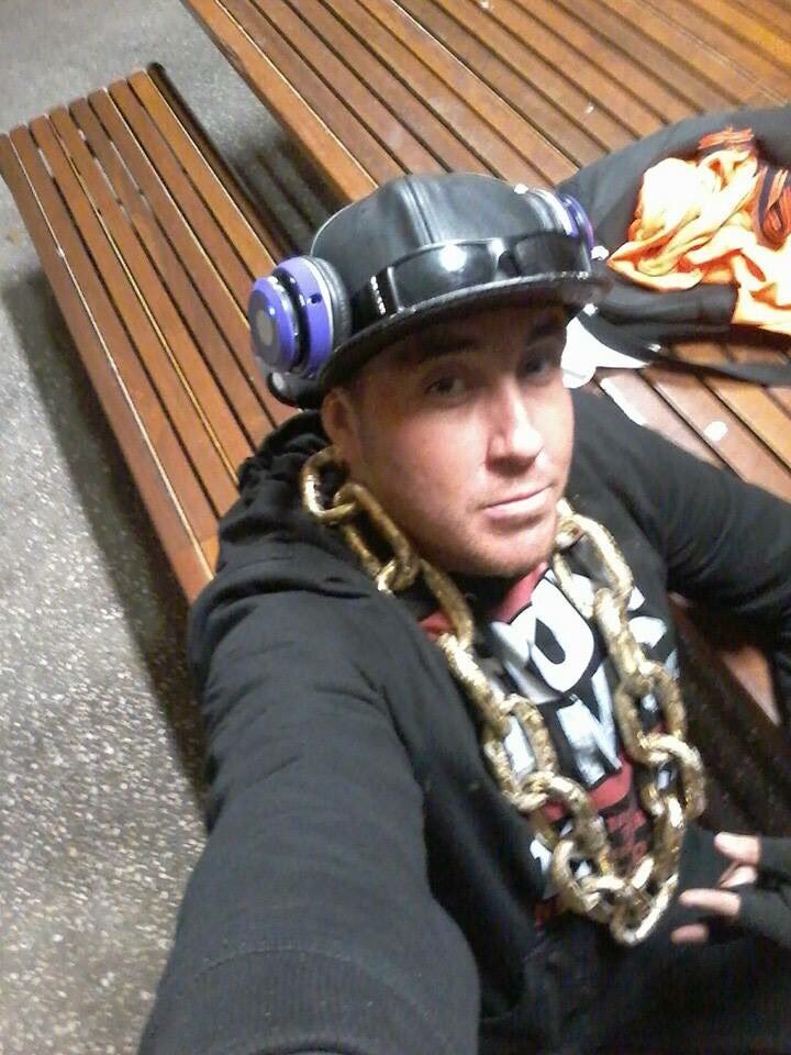 Australian Rapper 2Pec Swam From Restaurant to Avoid Bill - Thrillist