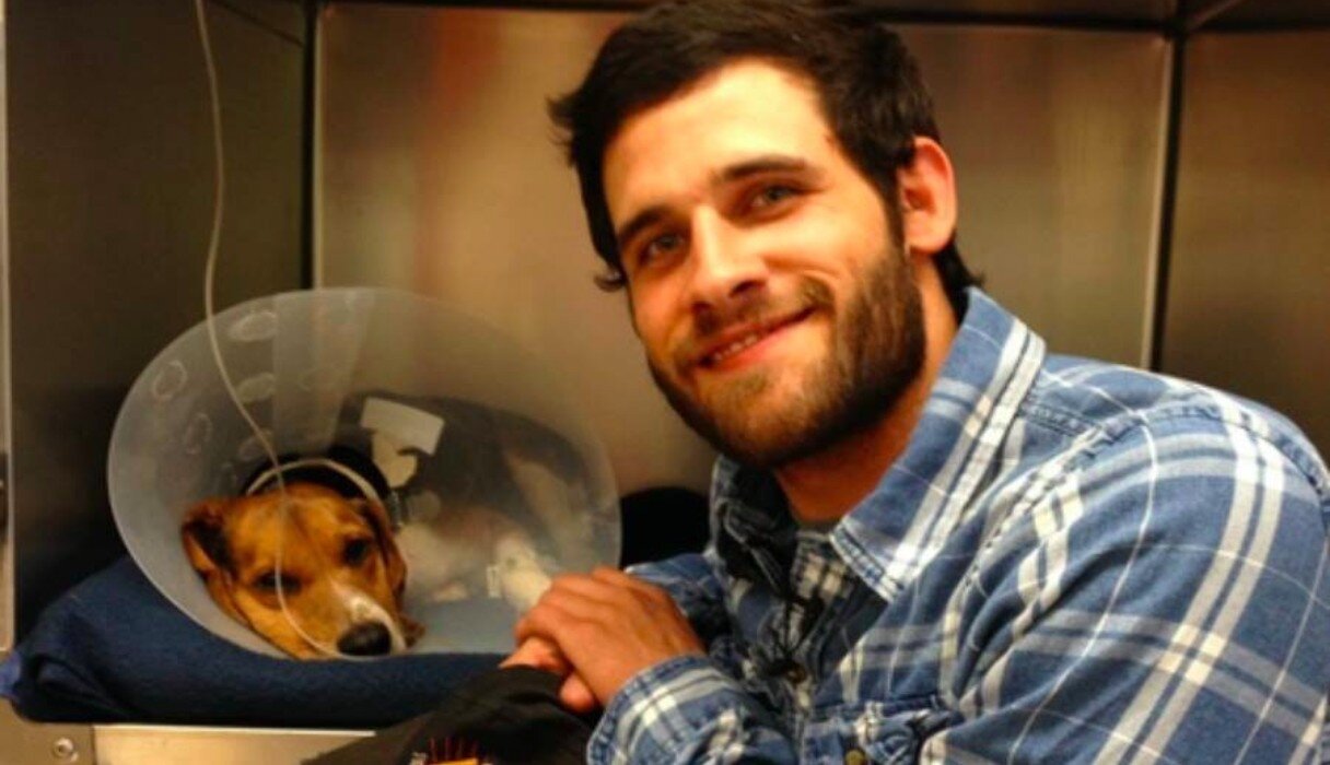 Heroic Iraq War Veteran Adopts The Beagle He Risked His Life To Rescue ...