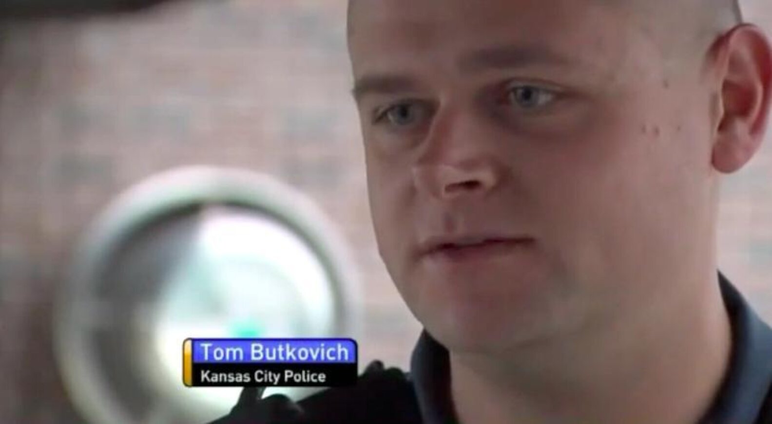 Compassionate Police Officer Shuts Down Traffic To Save Injured Dog ...