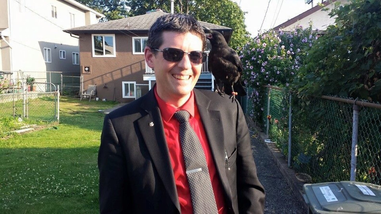 Crow Refuses To Leave The Man Who Saved His Life - The Dodo