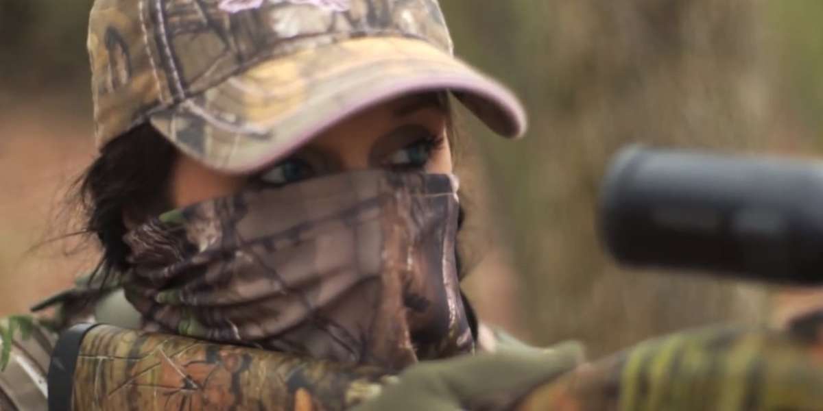 250,000 People Are Furious About TV Host's Lion Hunt - The Dodo