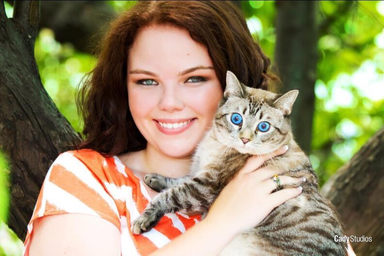 15 High School Senior Portraits That Are Better With Pets - The Dodo