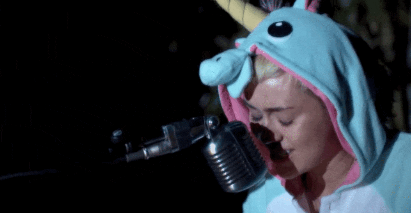 Miley Cyrus Breaks Down While Singing About Her Dead Fish - The Dodo
