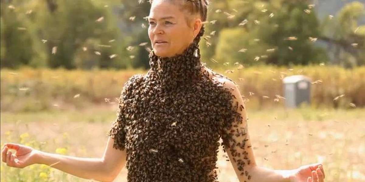 Woman Wears Shirt Made Of Live Bees - The Dodo