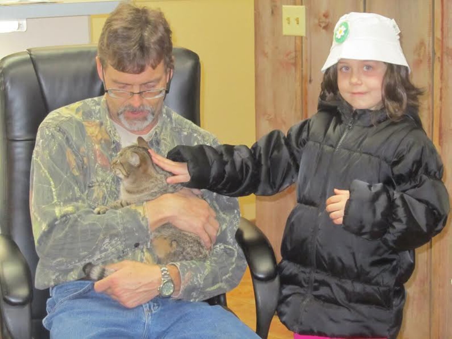 Cat With No Hind Legs Gets A Very Special Present From Girl Scout ...