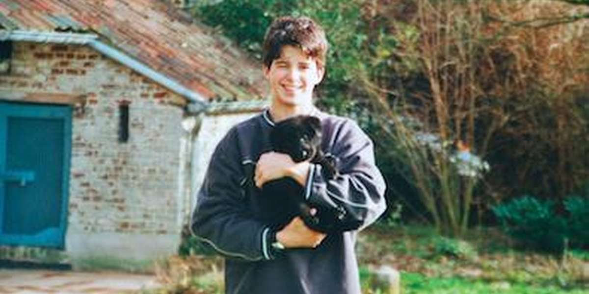 Man And His Dog Recreate The Moment They First Met — 15 Years Later ...