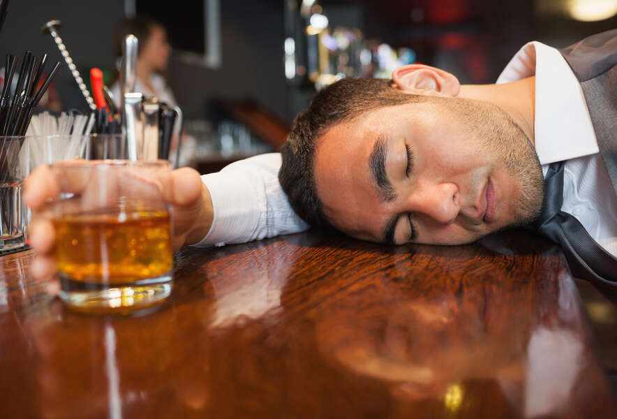 9 Signs It’s Time to Leave the Bar - Thrillist