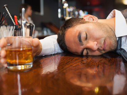 9 Signs It’s Time to Leave the Bar - Thrillist