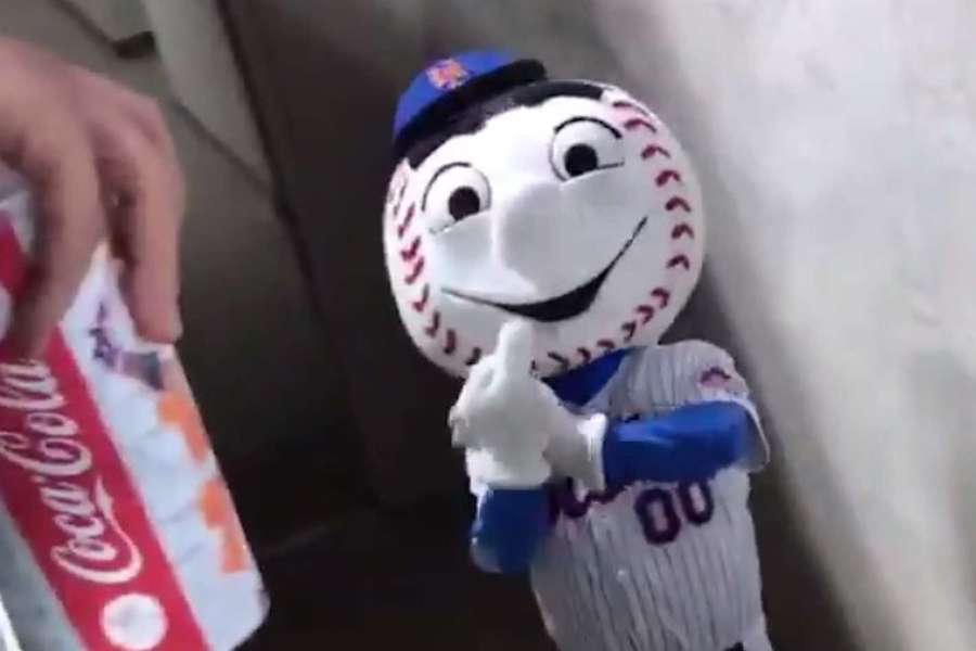 Mr. Met Fired After Flipping Off Fan - Thrillist