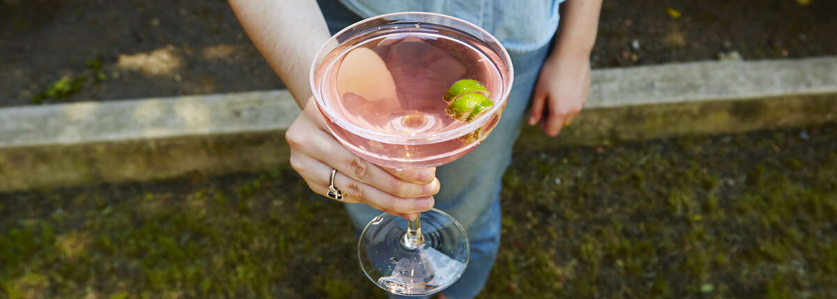 Rosé Vodka Cocktail: How to Make a Vodka Soda With Rosé - Thrillist
