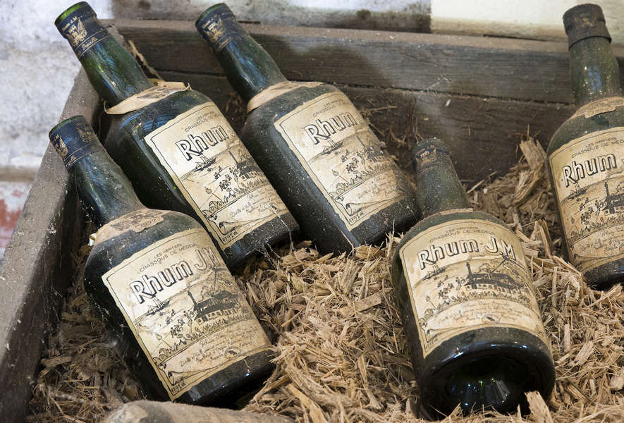 Rhum or Rum: What the Difference Is Between Rum and Rhum - Thrillist