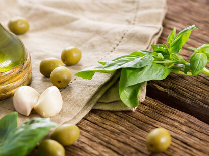 How to Make Spanish Olive Oil Fat-Washed Gin - Thrillist