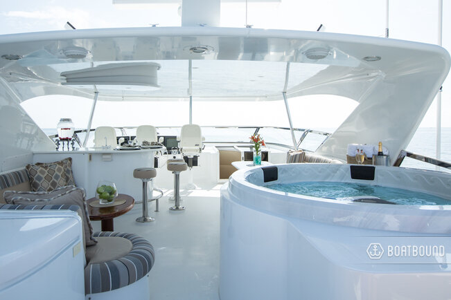 Best Boat Bars: 8 Luxury Boats You Can Rent and Booze On - Thrillist