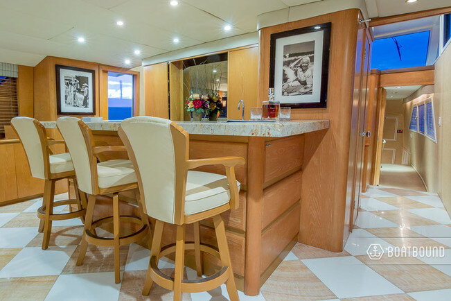 Best Boat Bars: 8 Luxury Boats You Can Rent and Booze On - Thrillist