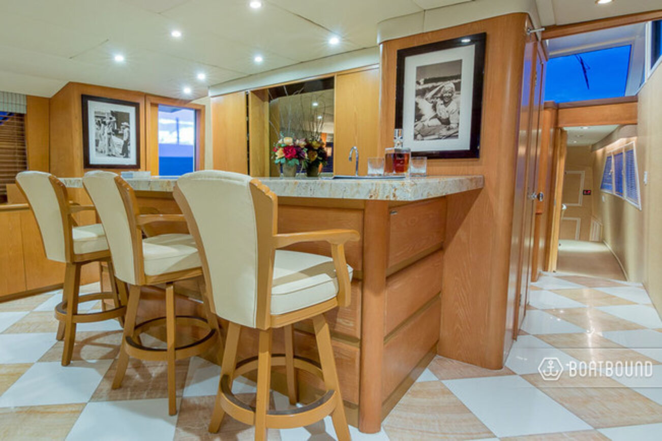 Best Boat Bars: 8 Luxury Boats You Can Rent and Booze On - Thrillist