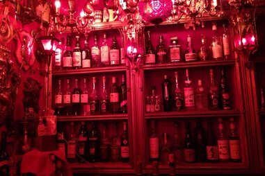 Novelty Bars: 7 Ridiculously Small Bars Around the World - Thrillist