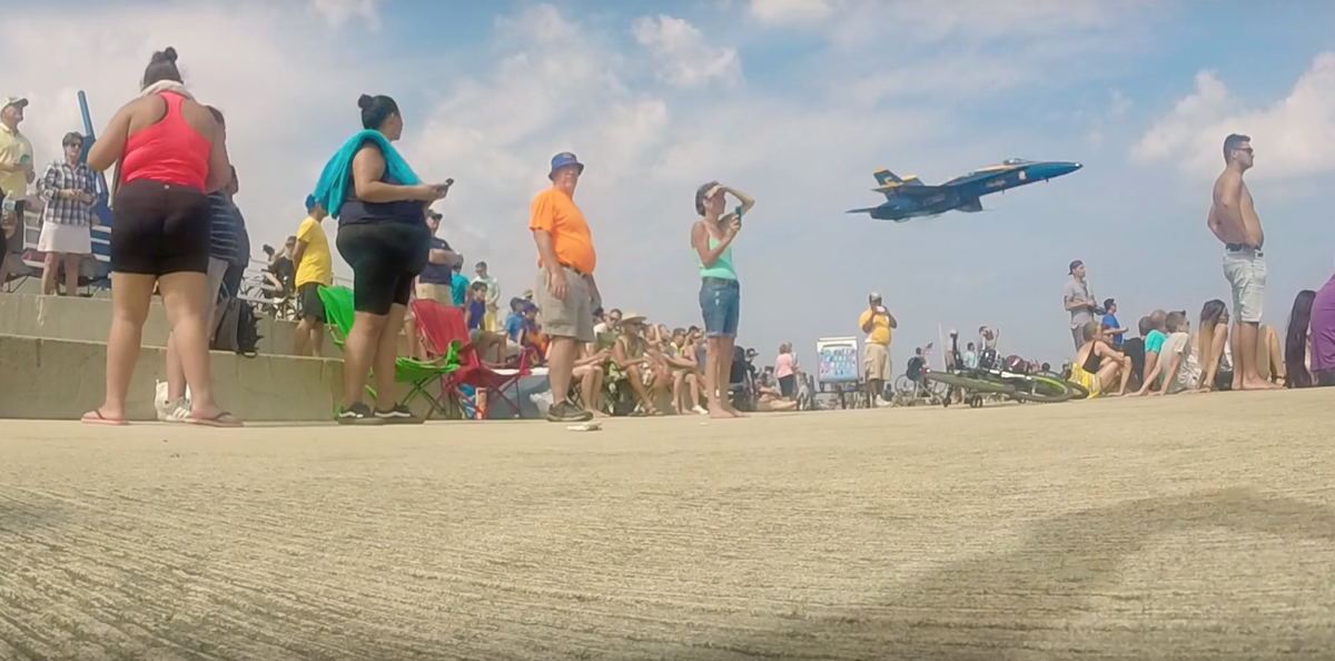 Fighter Jet Scares Spectators In Chicago With Surprise Flyby - Thrillist