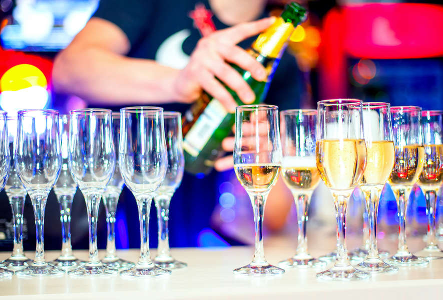Wedding Open Bar Etiquette: Do You Tip at an Open Bar? - Thrillist