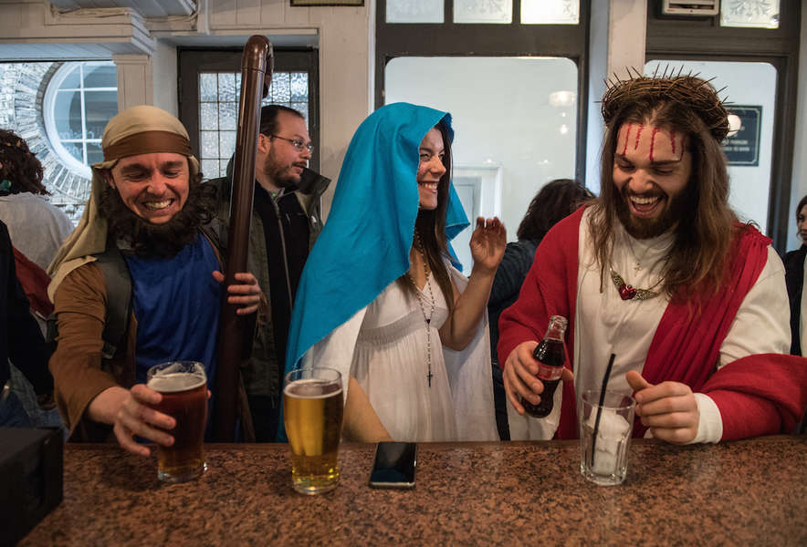 7 Funny Bar Crawl Themes That Actually Exist - Thrillist