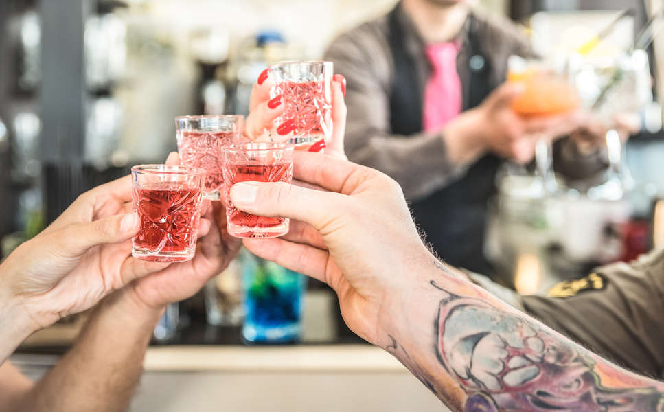 How to Get Free Drinks: Tips for Scoring Free Drinks at a Bar - Thrillist