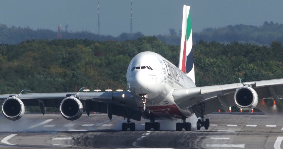 Terrifying Emirates Plane Landing Captured on Video - Thrillist