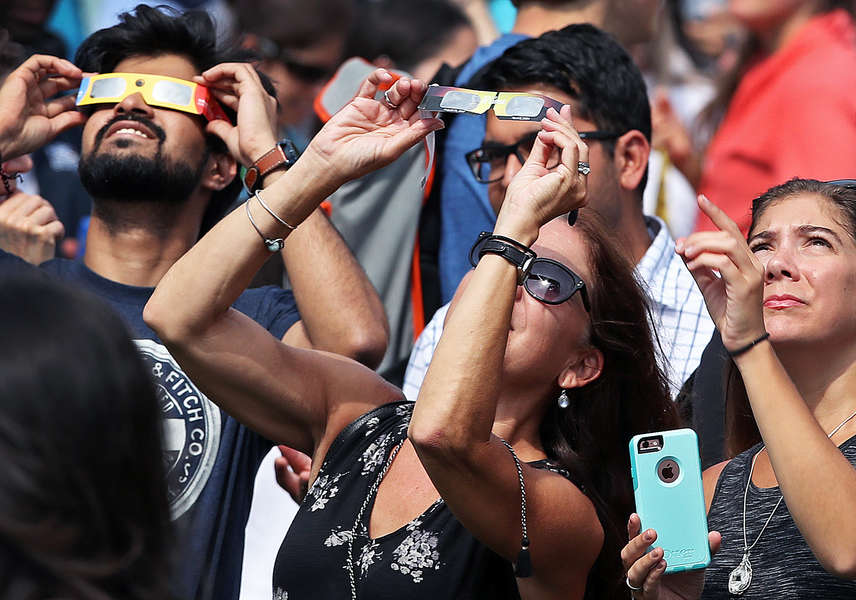 Solar Eclipse Eye Damage: Woman Looked at the Eclipse & Damaged Retina ...