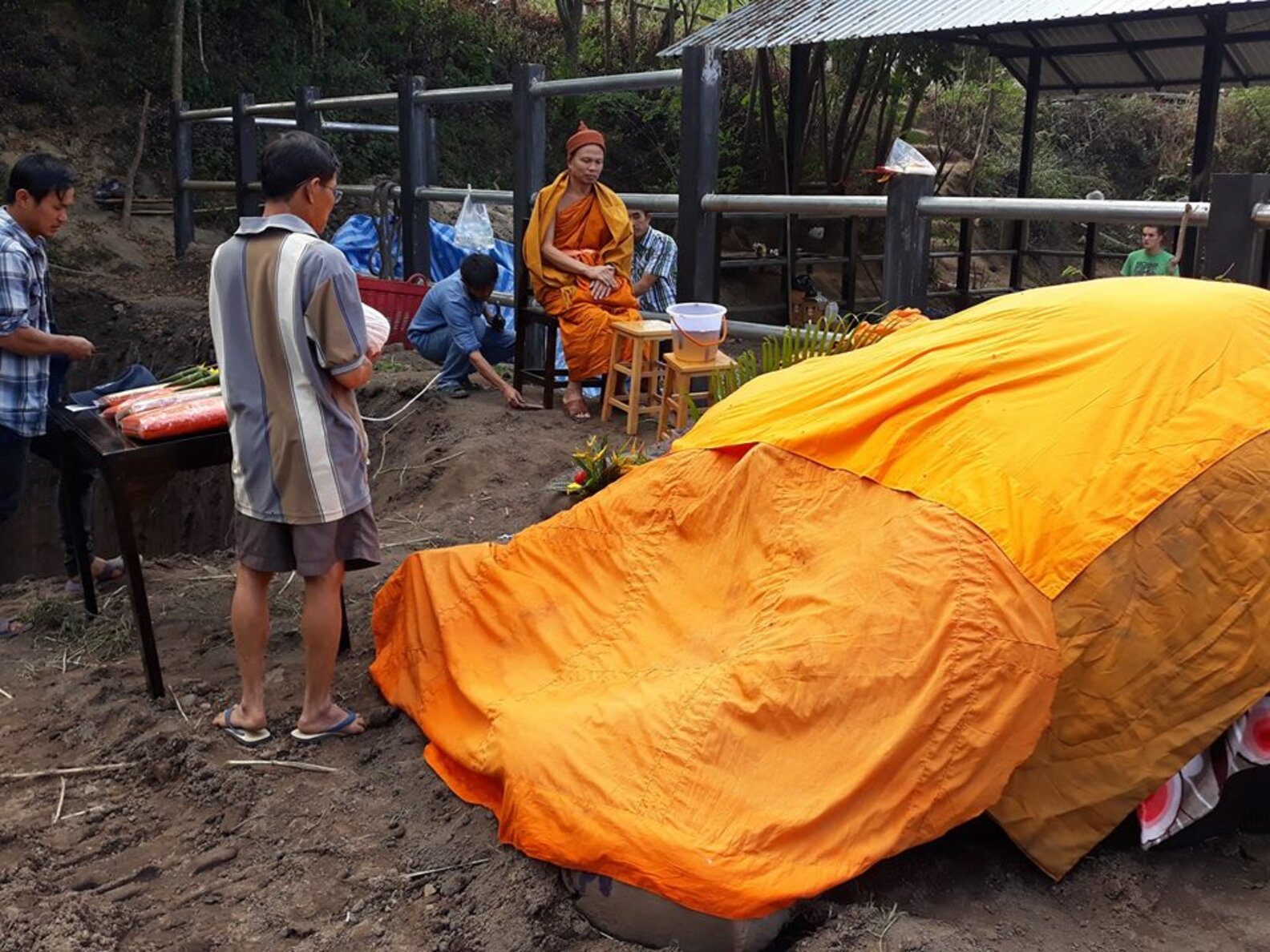 People Give Sweetest Goodbye To Elephant Who Spent 60 Years Working ...