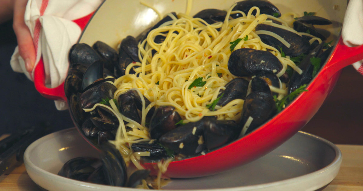 Linguine With Mussels Recipe - $30 Dinner Party - Thrillist