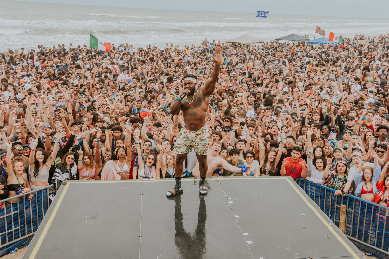 Best Beach Bars in the US Worth Drinking At - Thrillist