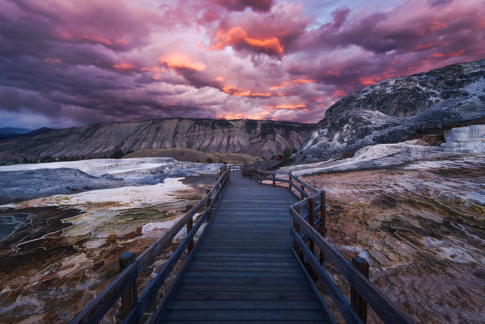 Yellowstone Supervolcano: Geologist Explains the Yellowstone Caldera ...
