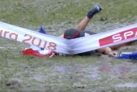 Runner's Finish Line Fail Into Mud is the Best New Meme of the Year ...