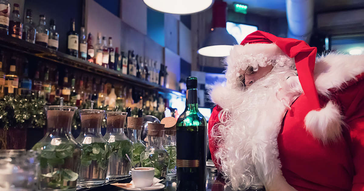 Members Only Club Lets Santa Clauses Drink for Free for the Holidays ...
