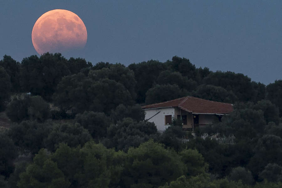Supermoon February 2019: How to See the Super Snow Moon Tonight - Thrillist