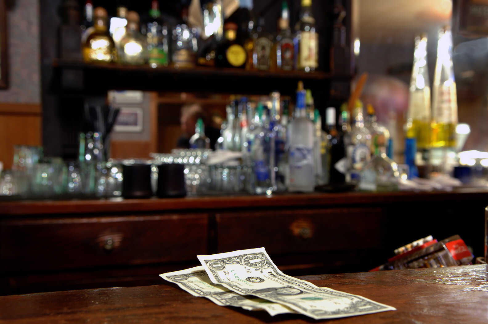 How Much to Tip Your Bartender: Beer and Cocktail Tipping, Explained ...