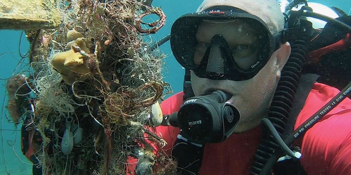 Scuba Diver Picks Up Trash Every Time He Dives - Videos - The Dodo