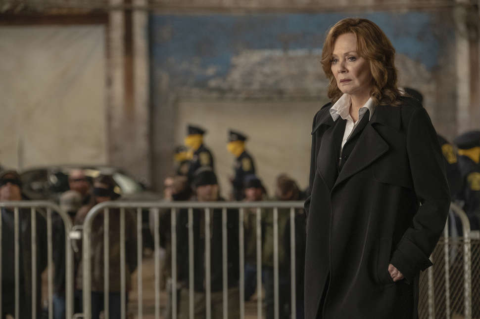 'Watchmen': Jean Smart Talks Laurie, Agent Petey & Dr. Manhattan Toy ...