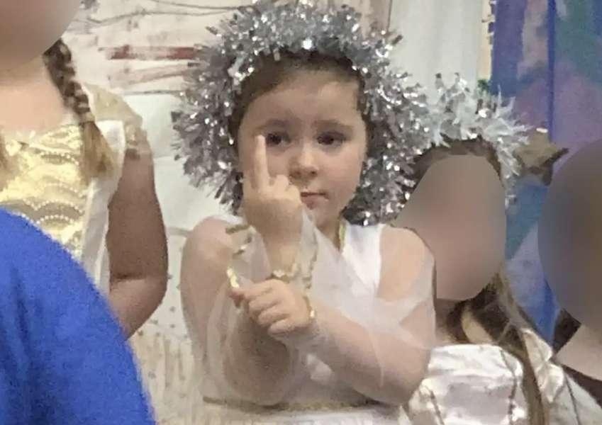5-Year-Old Girl Gives Audience Middle Finger for 20 Minutes During Play ...