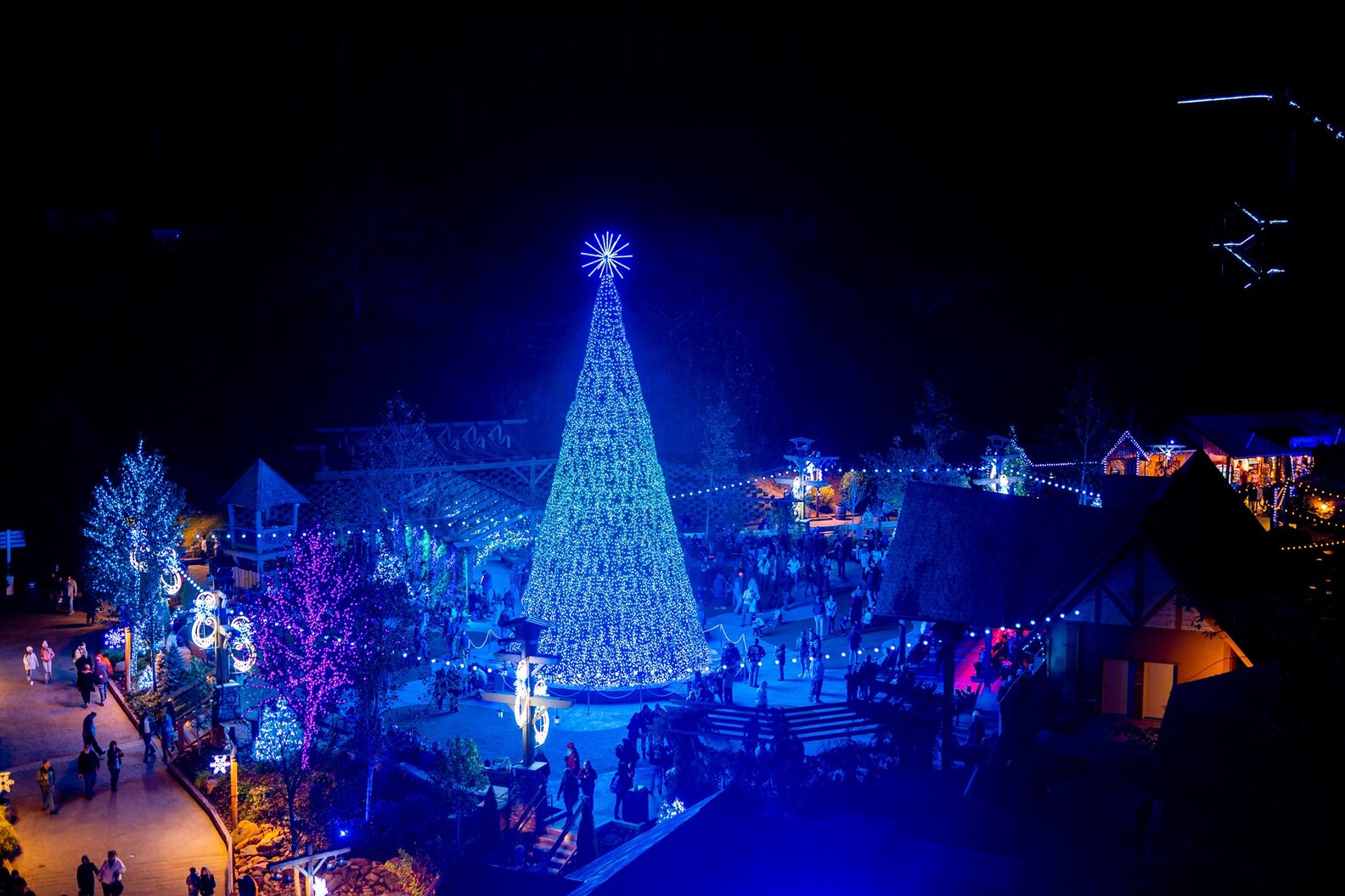 Best Amusement Parks Open in Winter: Holiday Theme Parks to Visit ...