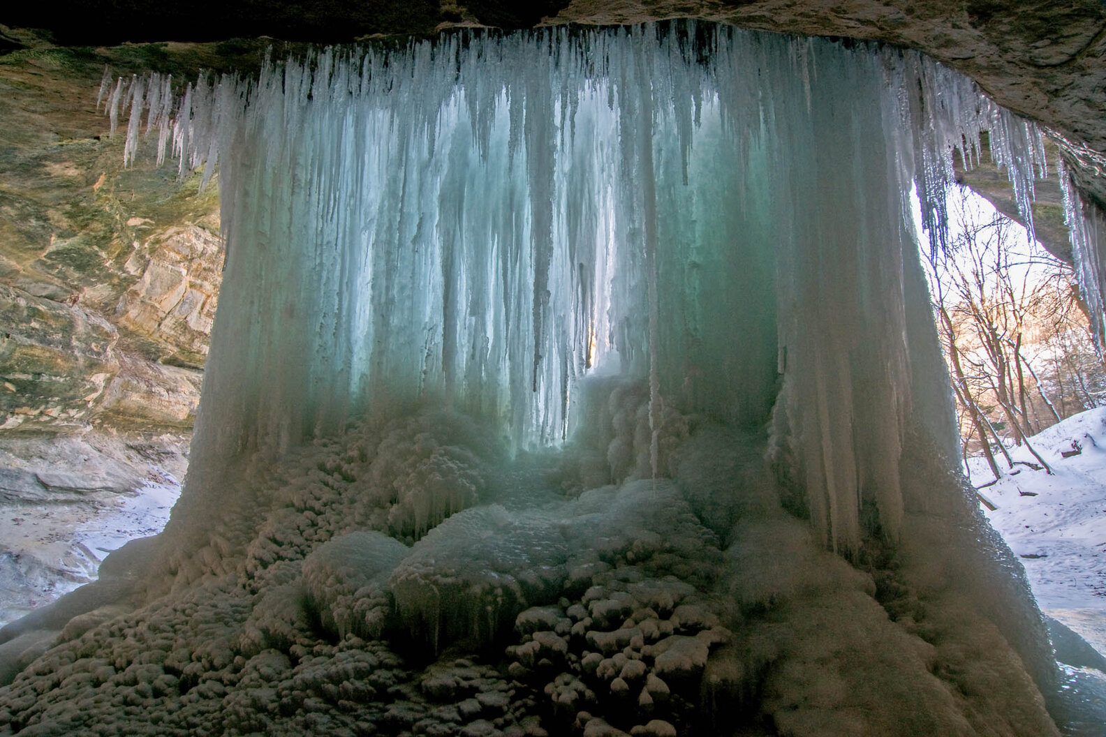 Most Beautiful Frozen Waterfalls: Winter Hikes & Trails With Waterfalls ...
