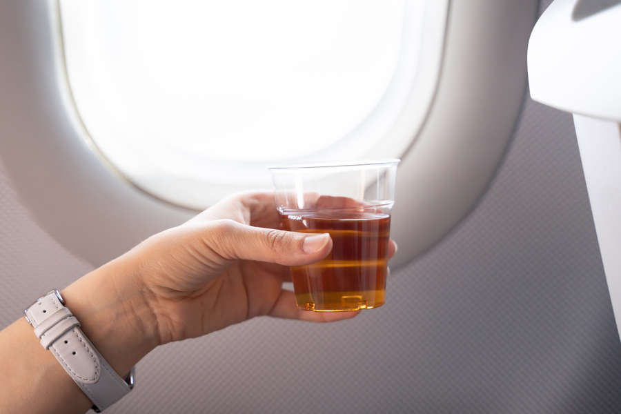 United Airlines is Bringing Back Their In-Flight Snacks & Drinks ...