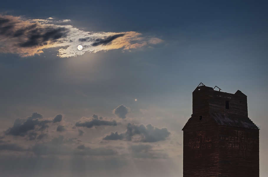 Mars and the Moon Are Coming Together in the Night Sky Tonight - Thrillist