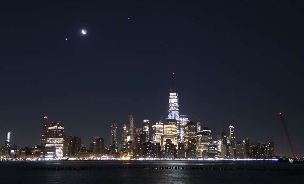 Moon & Venus Conjunction: See Them Together in the Night Sky Tonight ...