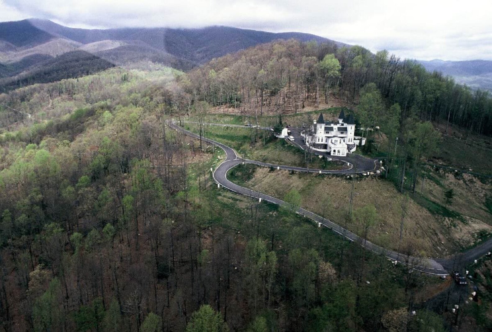 Best Castles For Rent On Airbnb: How To Stay the Night In A Castle ...