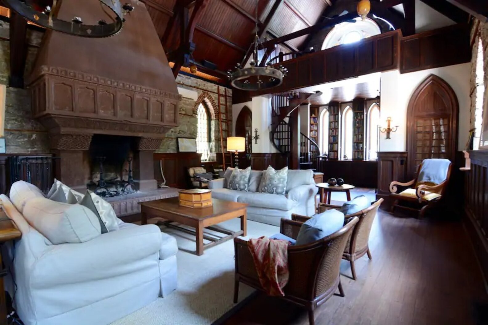 Best Castles For Rent On Airbnb: How To Stay the Night In A Castle ...