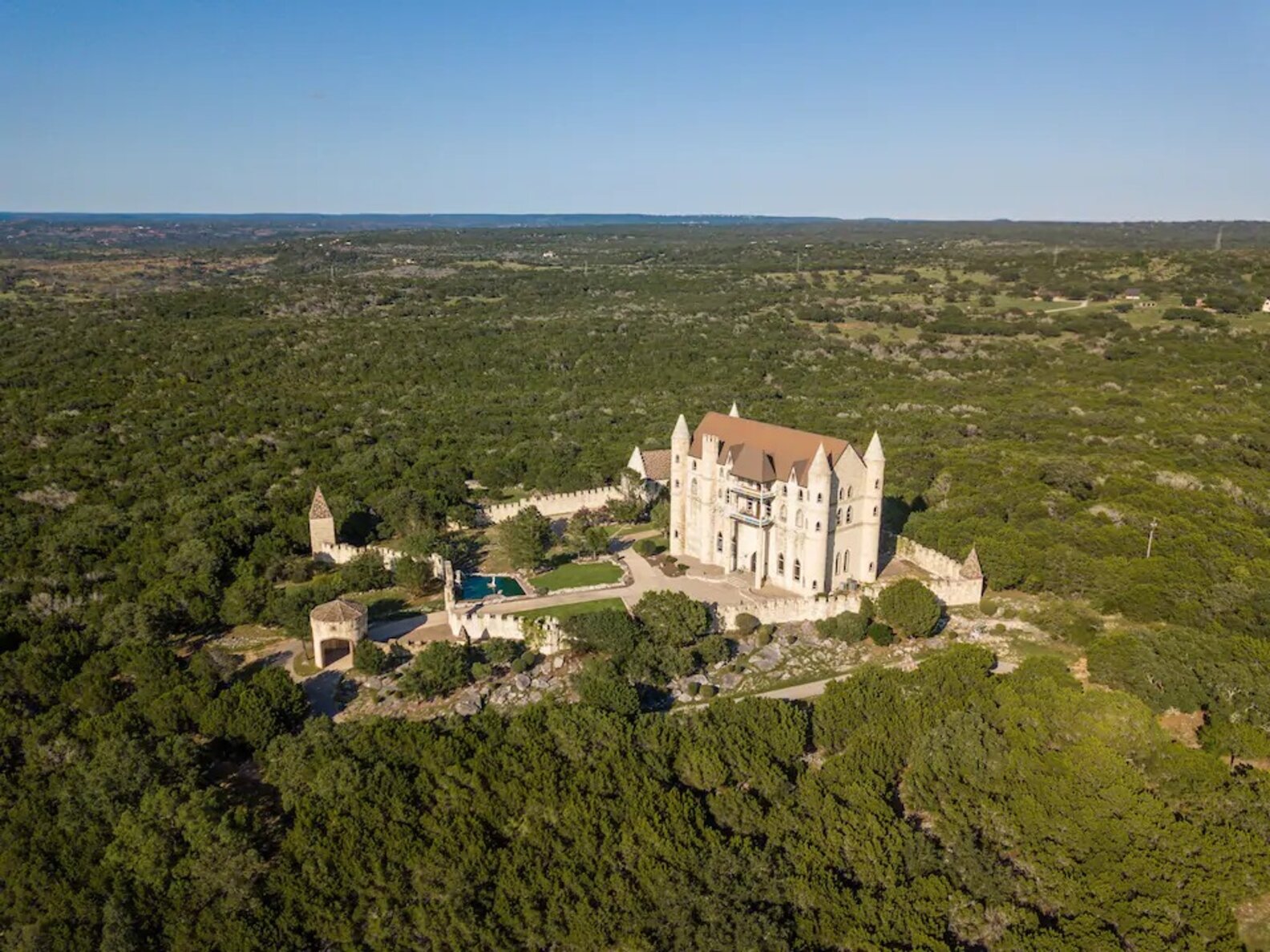 Best Castles For Rent On Airbnb: How To Stay the Night In A Castle ...